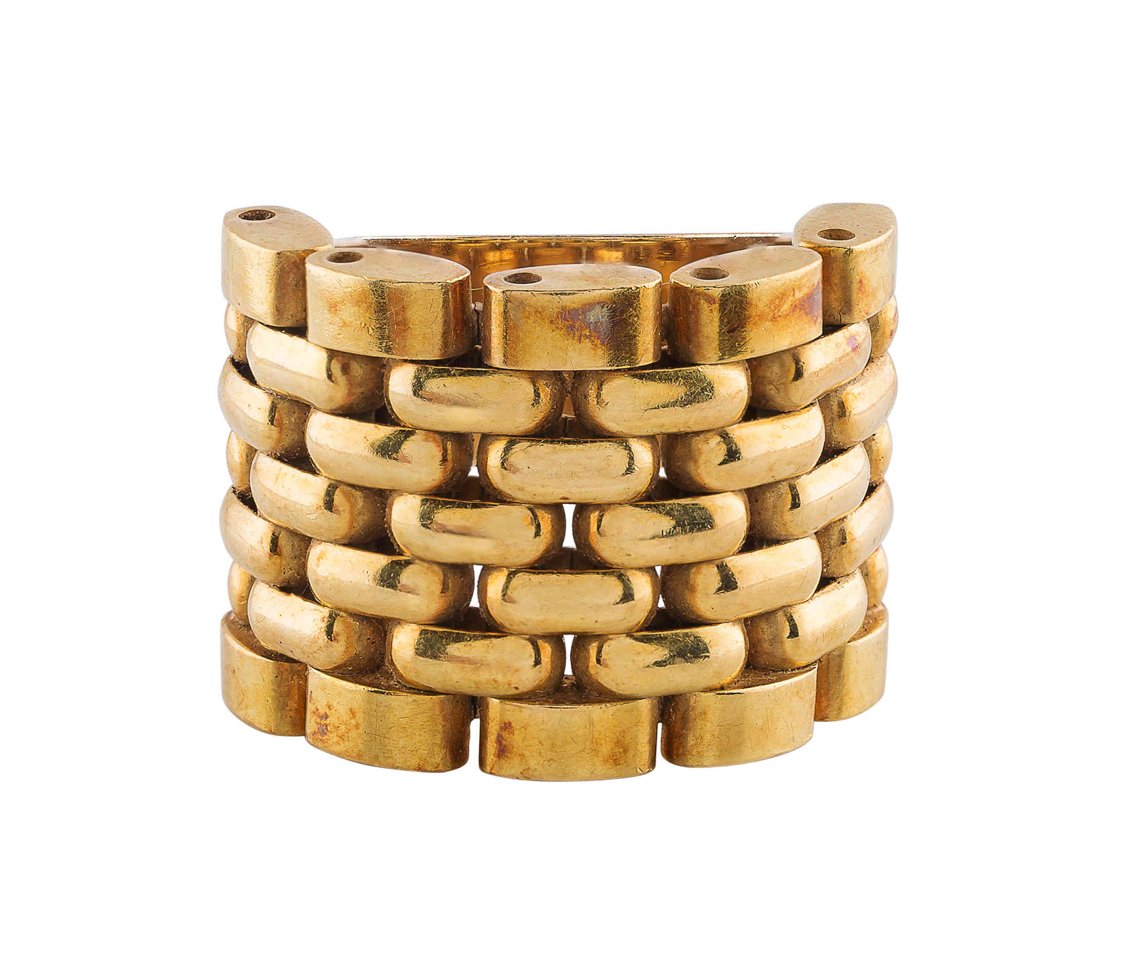 A chain-design ring, set in yellow gold