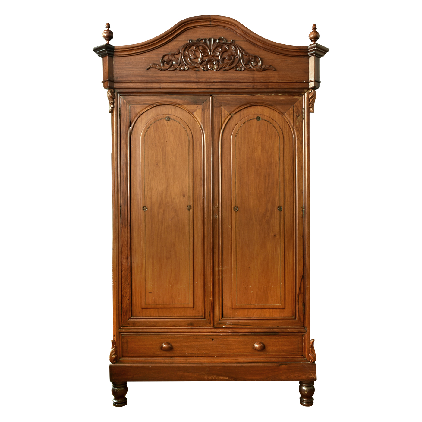 - A massive tambol aparador