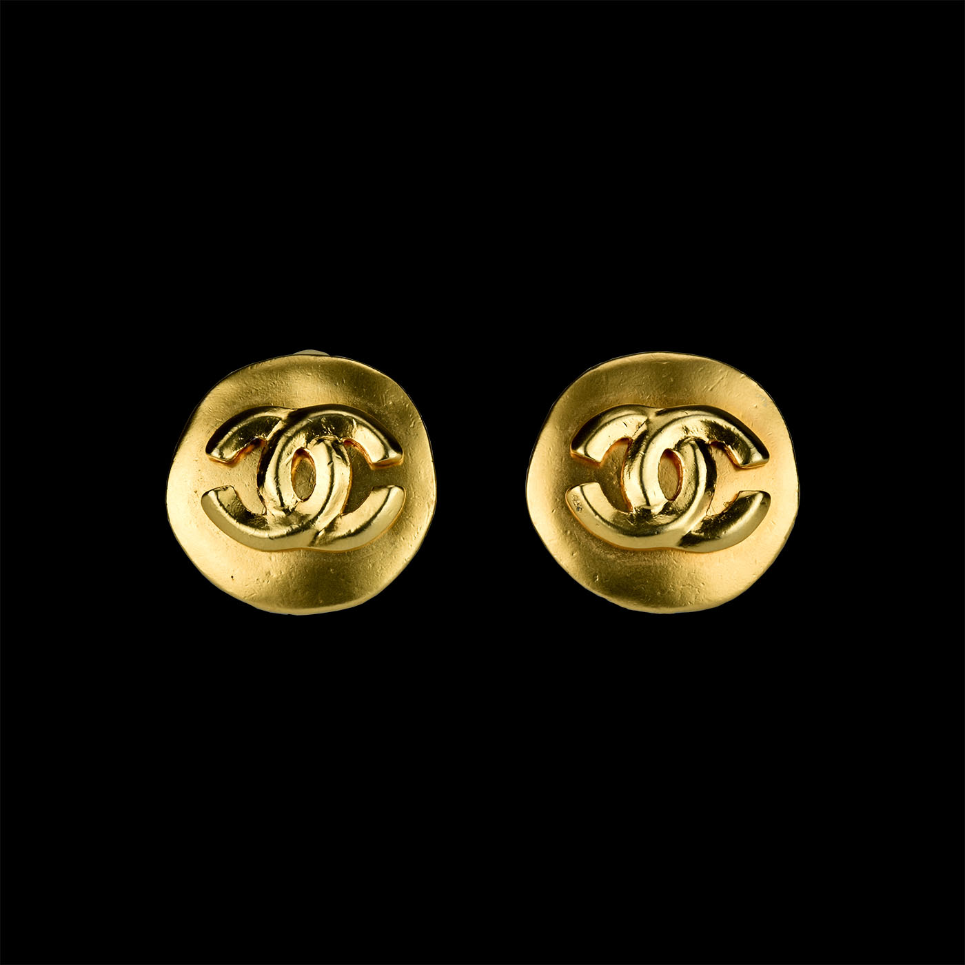 CHANEL - A pair of gilt earclips