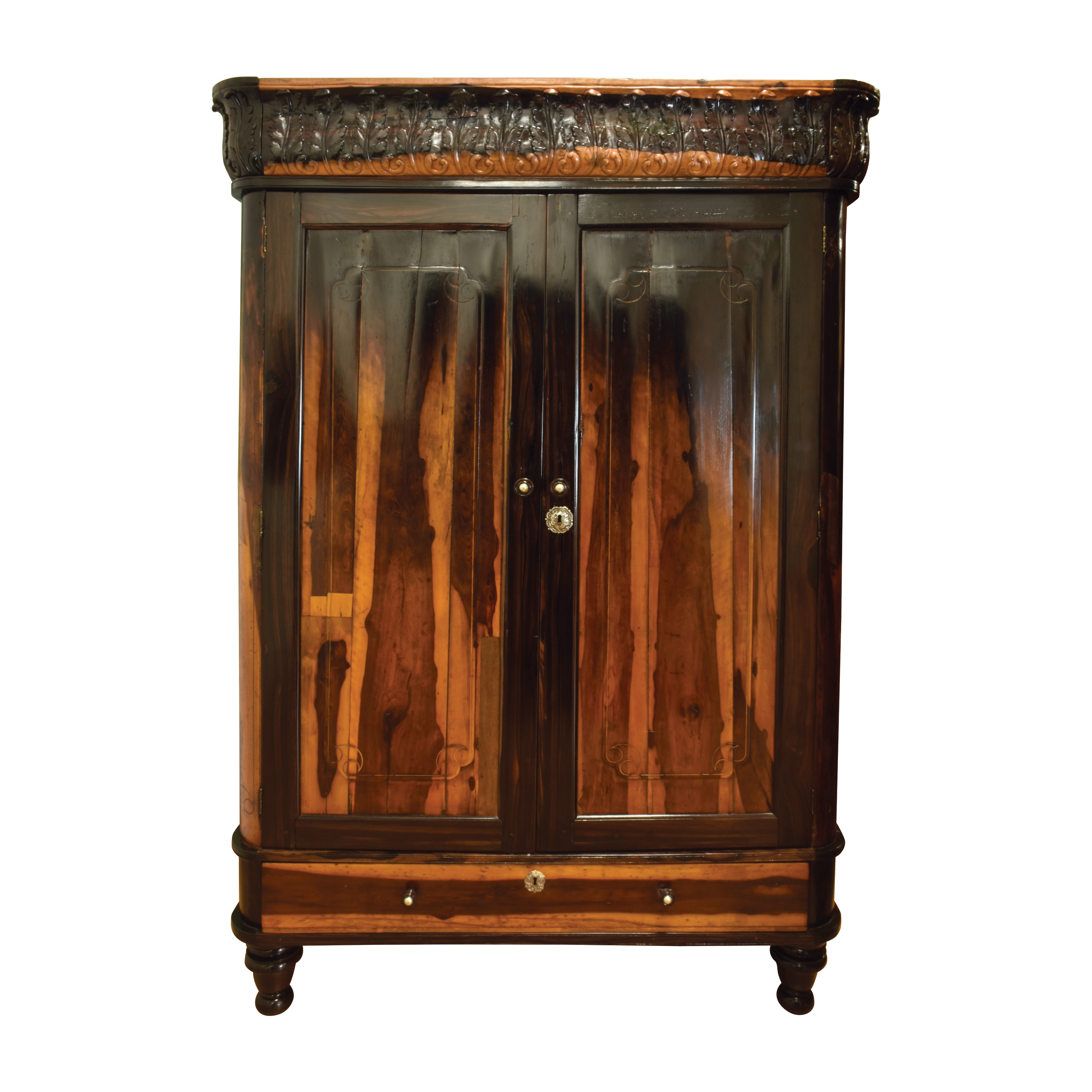 - A Kamagong tambol aparador