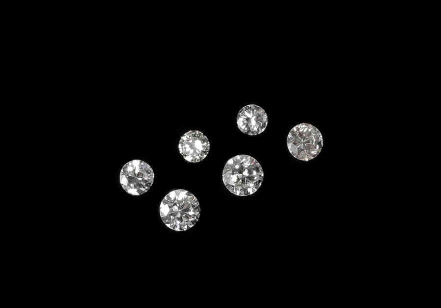 A lot of six unset diamonds - totalling approx. 3.5 ct