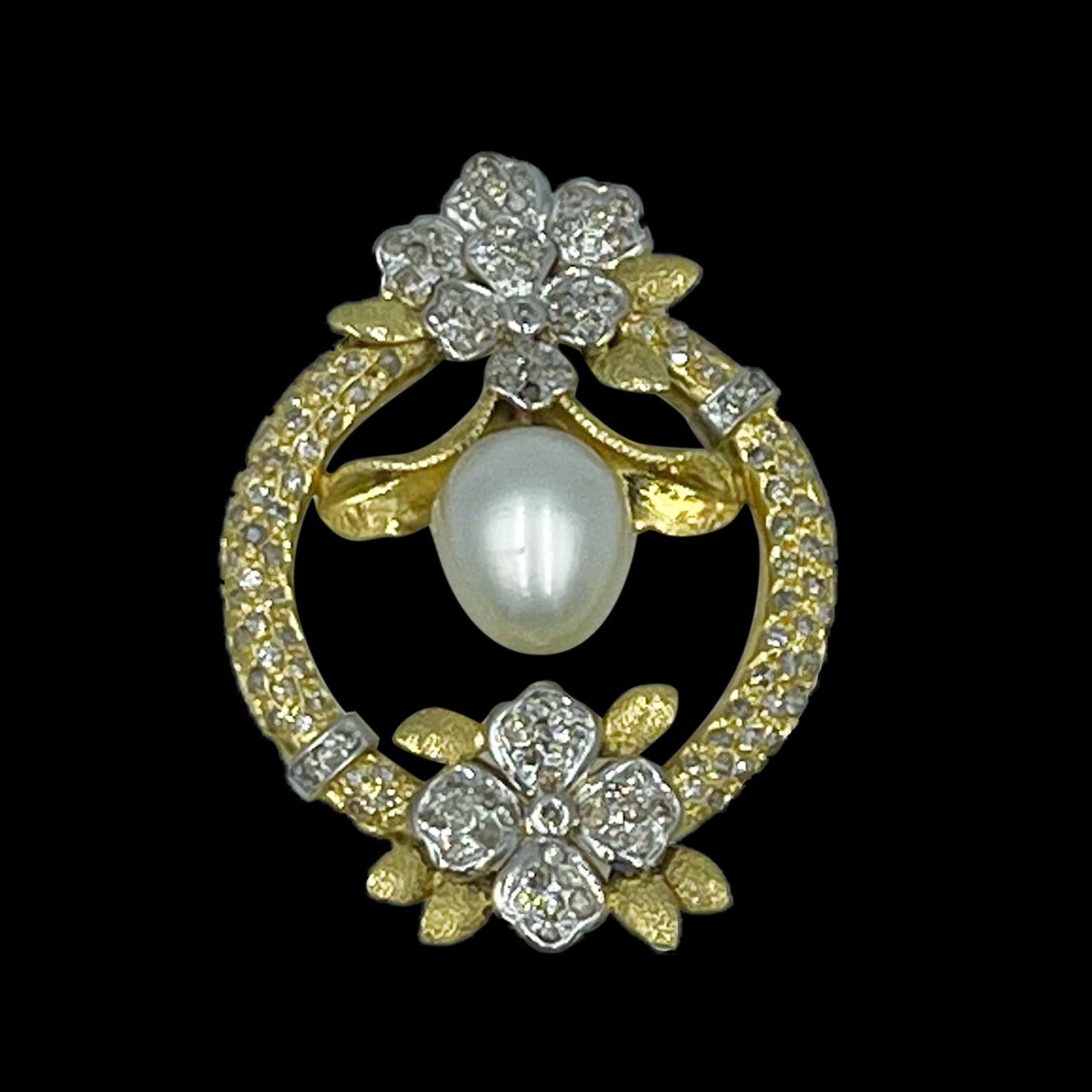 A Large and Elegant South Sea Pearl Brooch With Diamonds Set In 14K ...