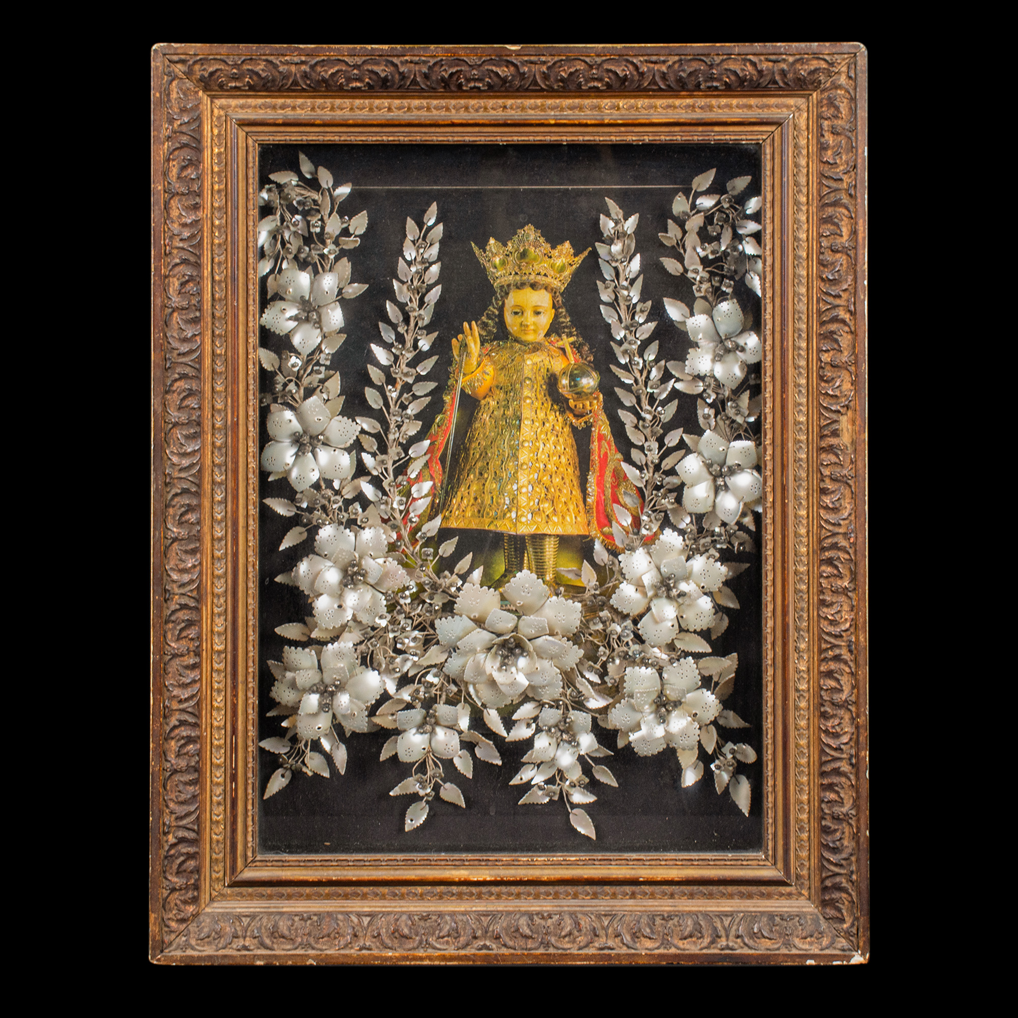 - A Sto. Niño print and lagáng in frame