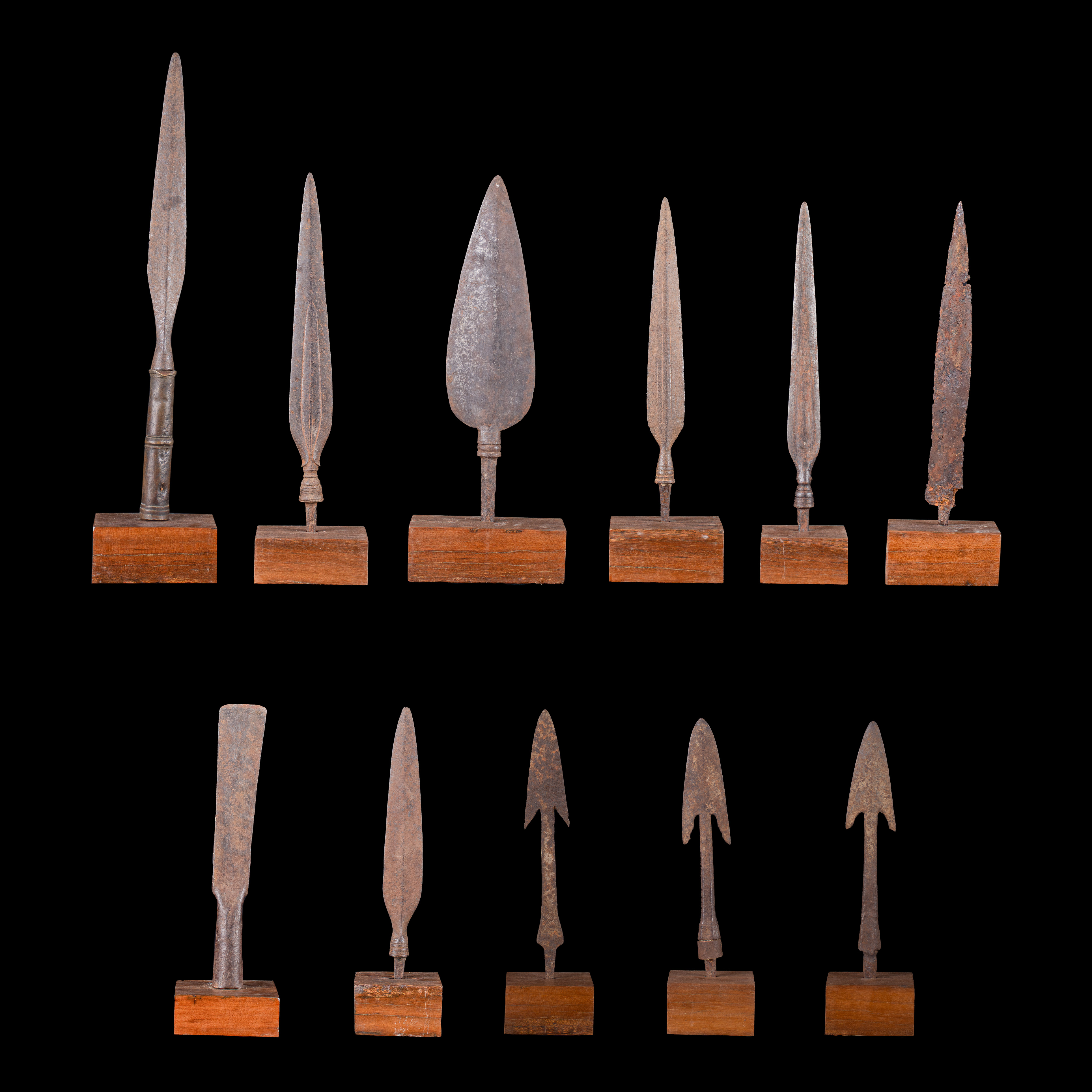 - A lot of 11 different types of arrowheads