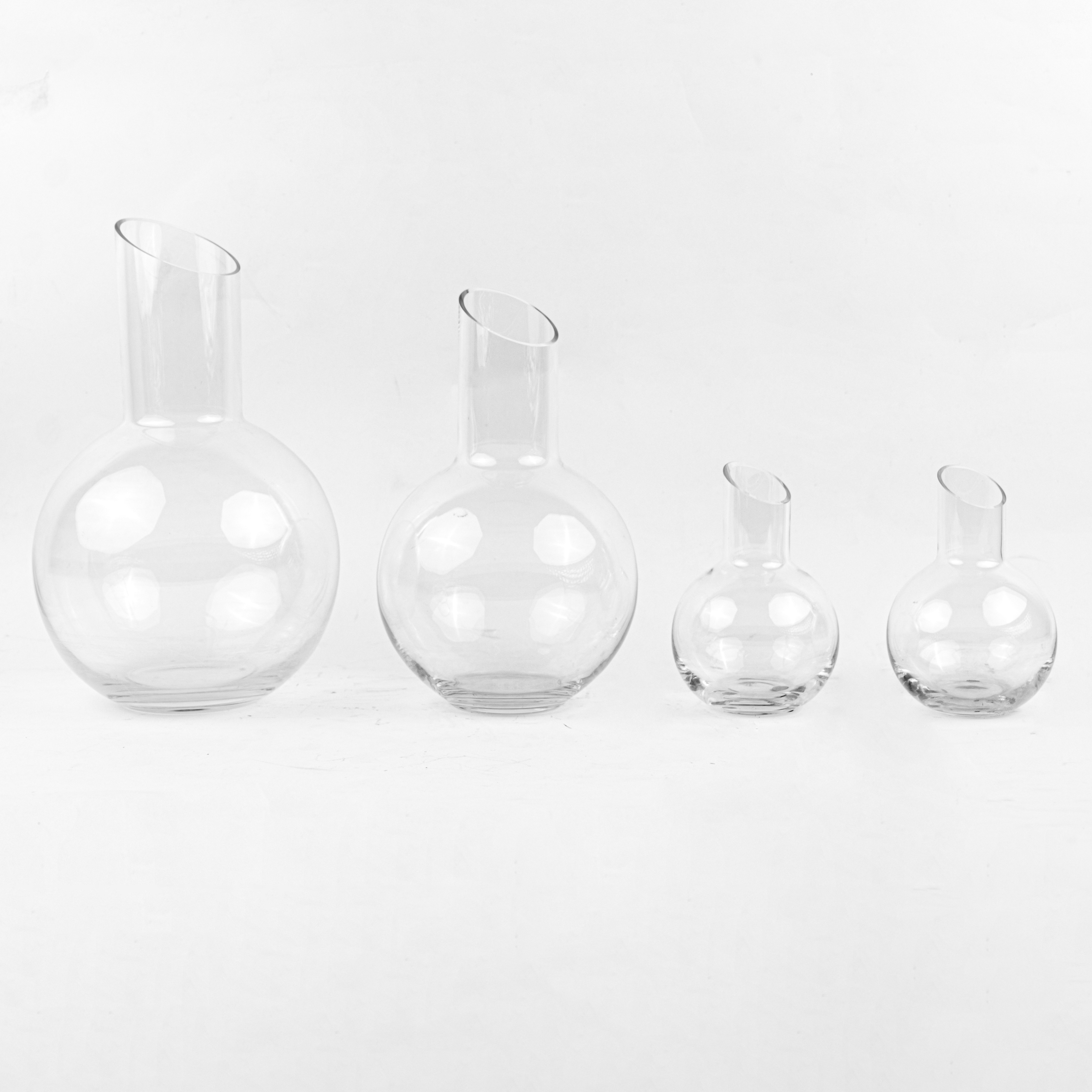 - A lot of 4 round-bottom vases