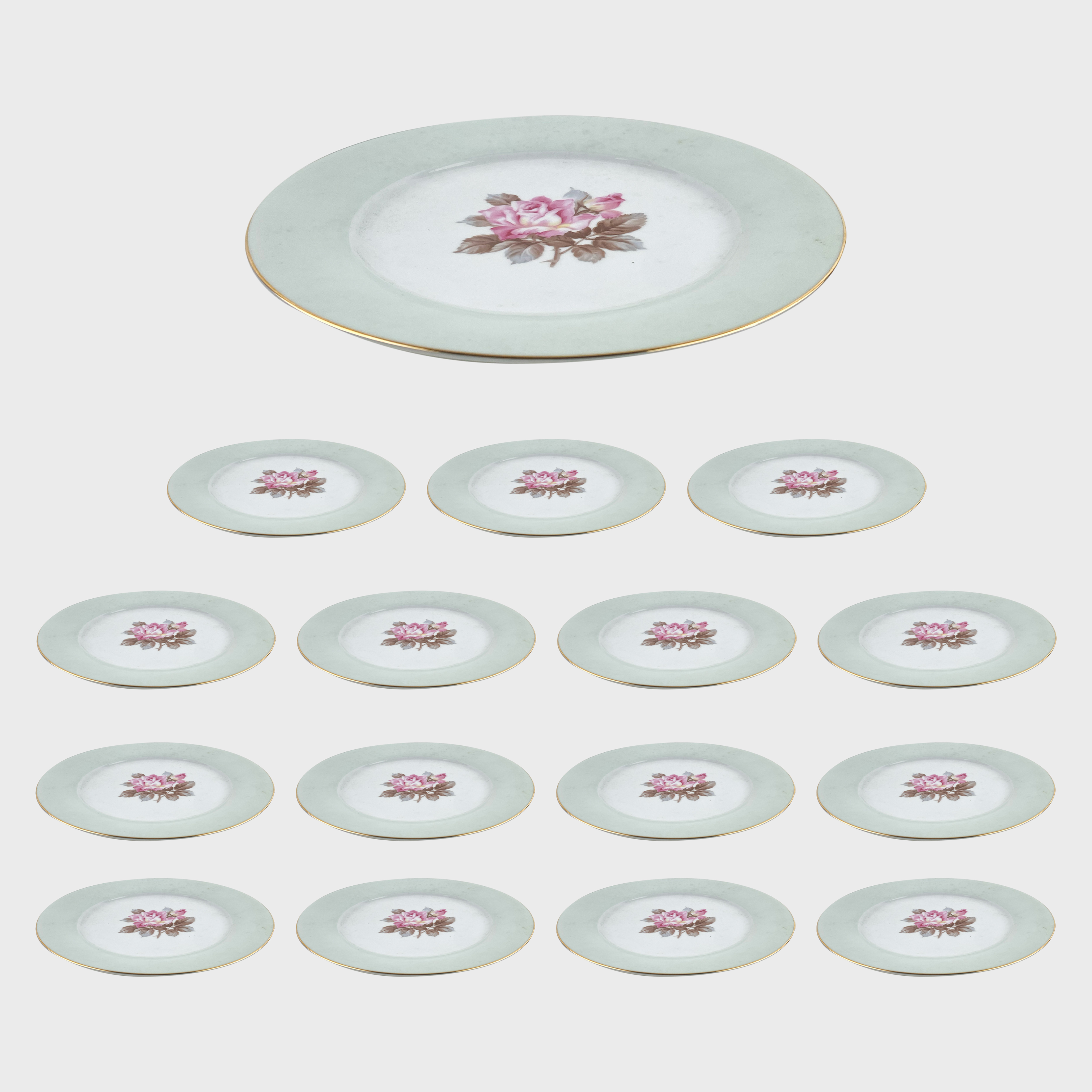 RC Japan - A lot of 16 gold-rimmed plates with floral motifs