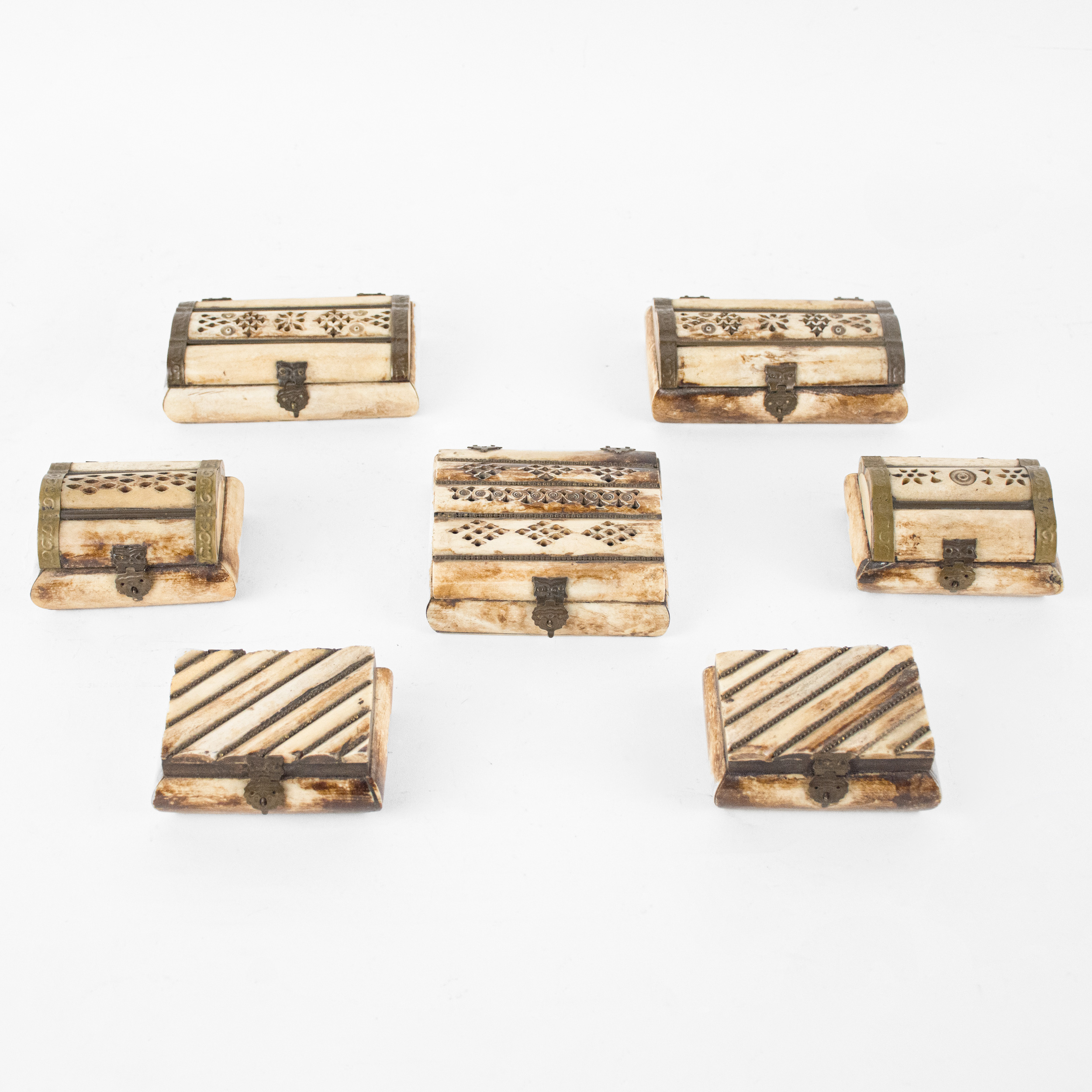 - A lot of 7 bone boxes