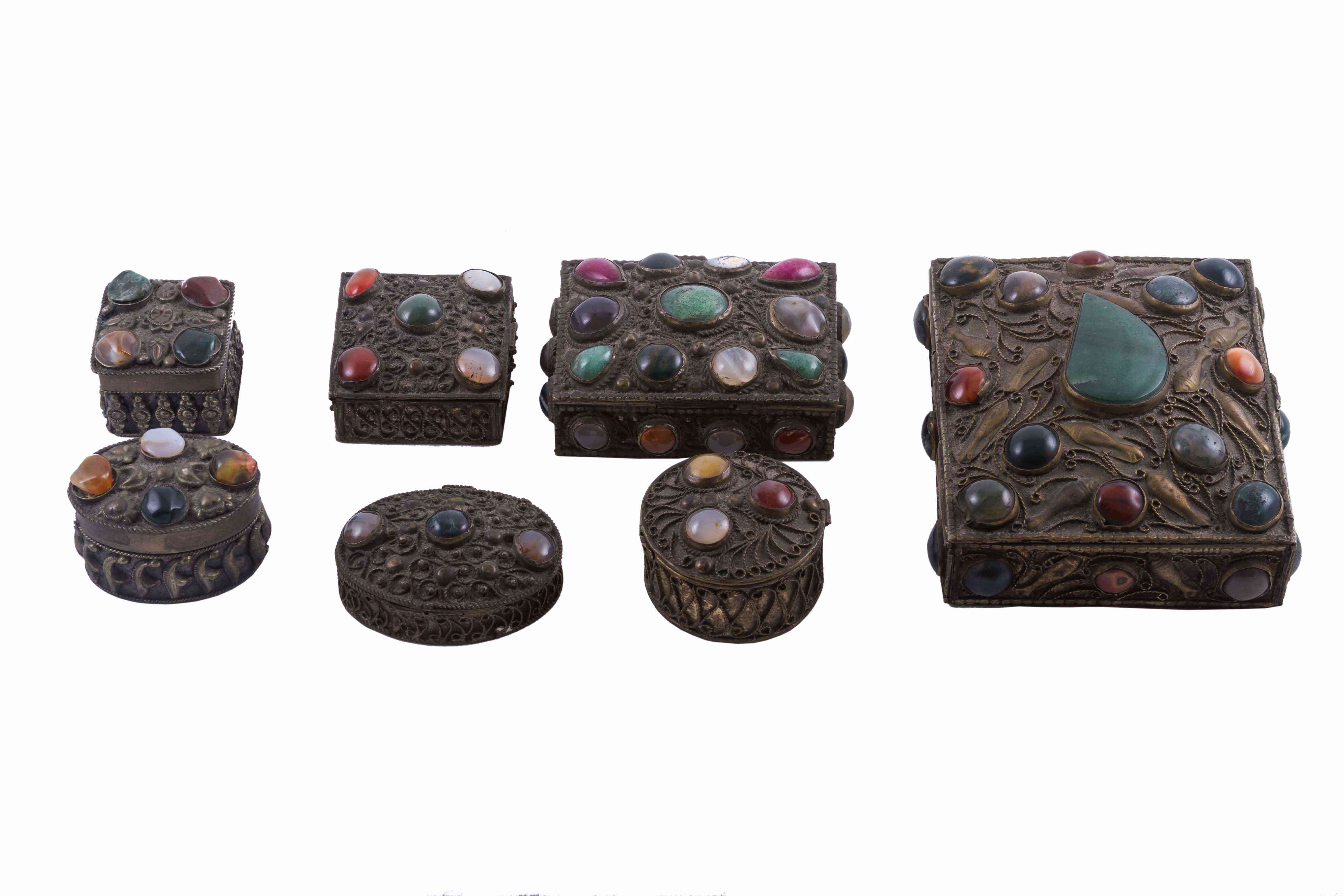 A lot of 7 small containers with various stones