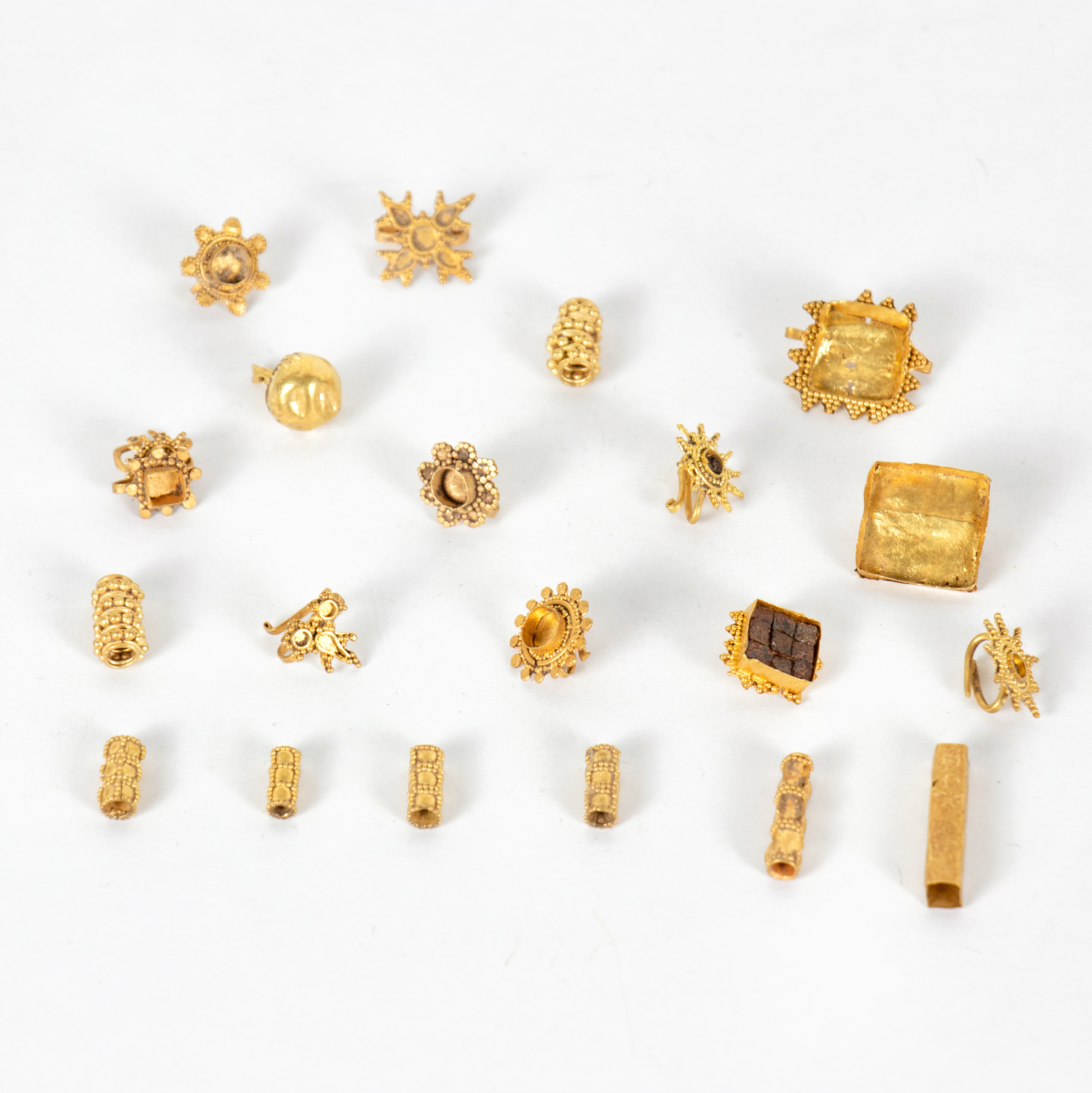 - A lot of assorted excavated gold items