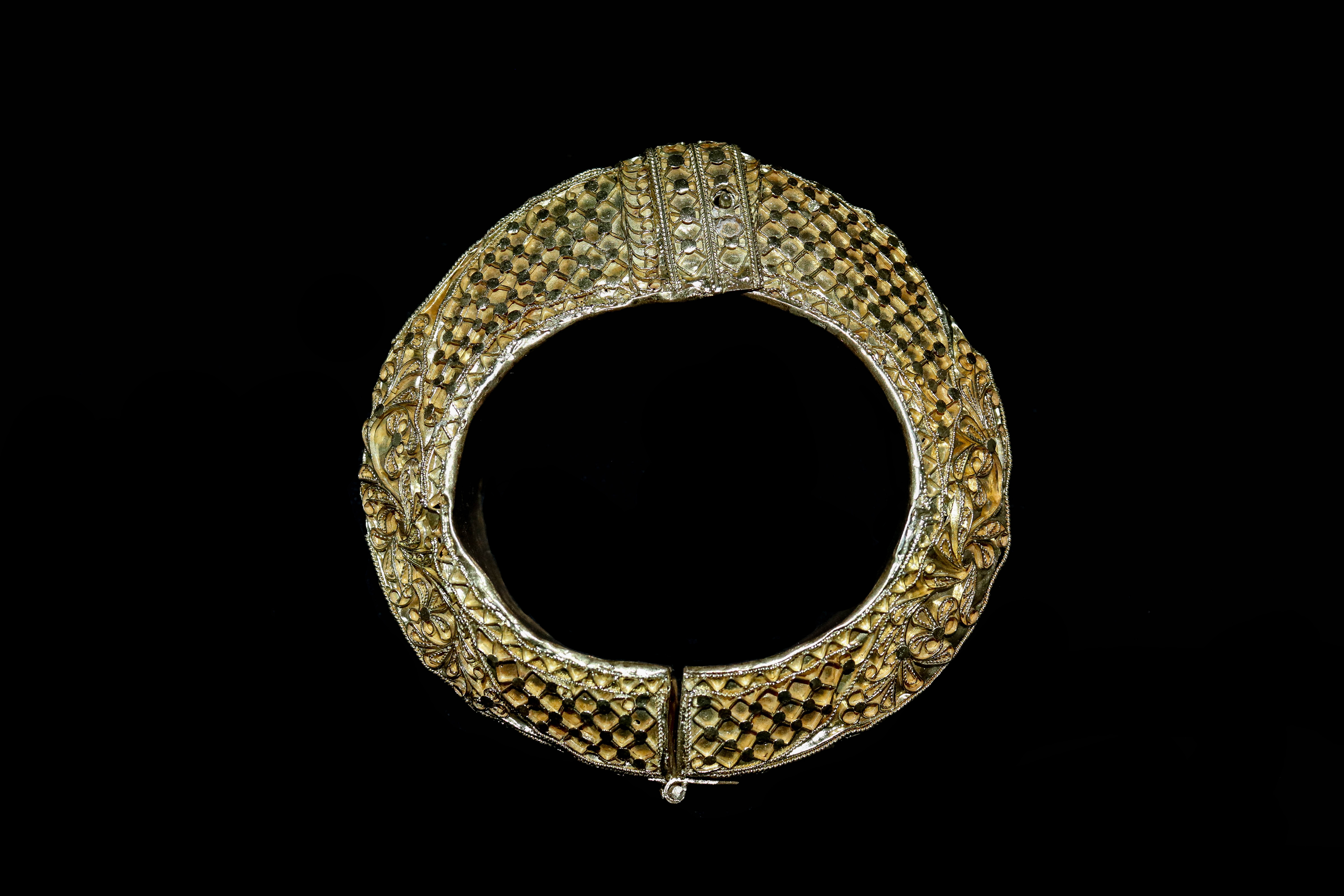 Celia Molano - (GB-05) Gold bangle from Sumatra, Indonesia