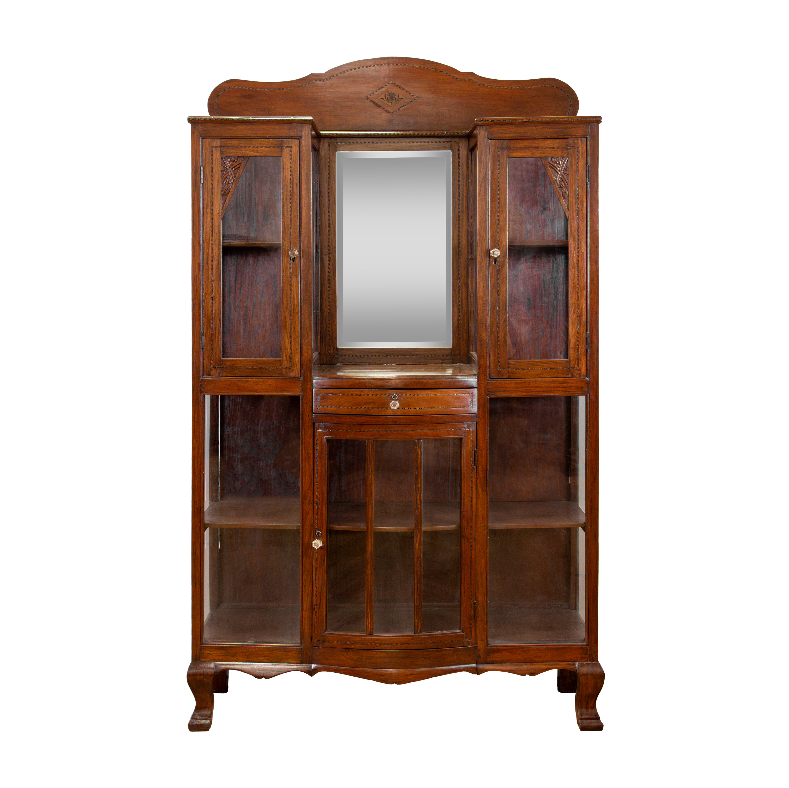 - A spandrel-carved platera with inlaid crown, table and borders