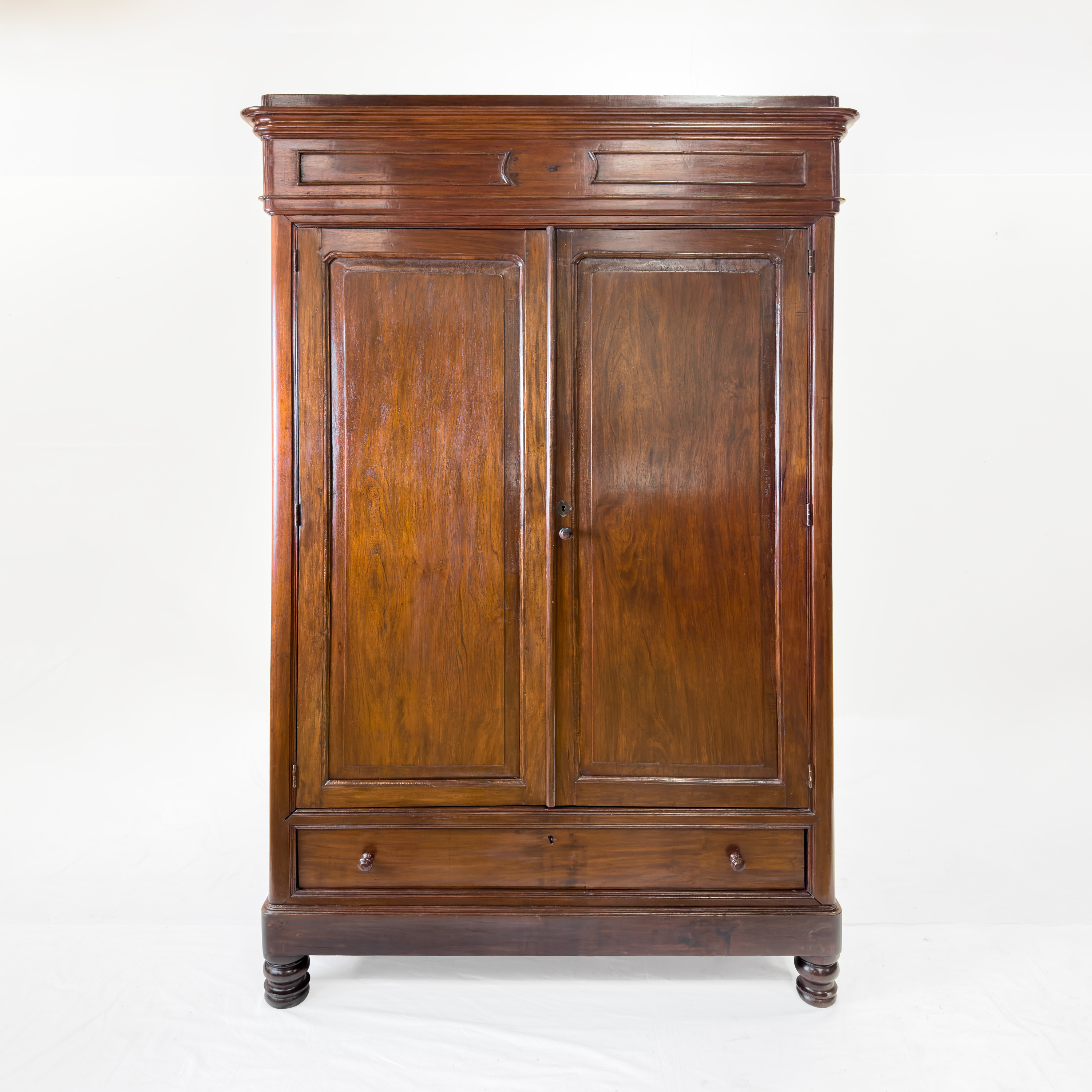 - A tambol aparador with demountable frieze crown